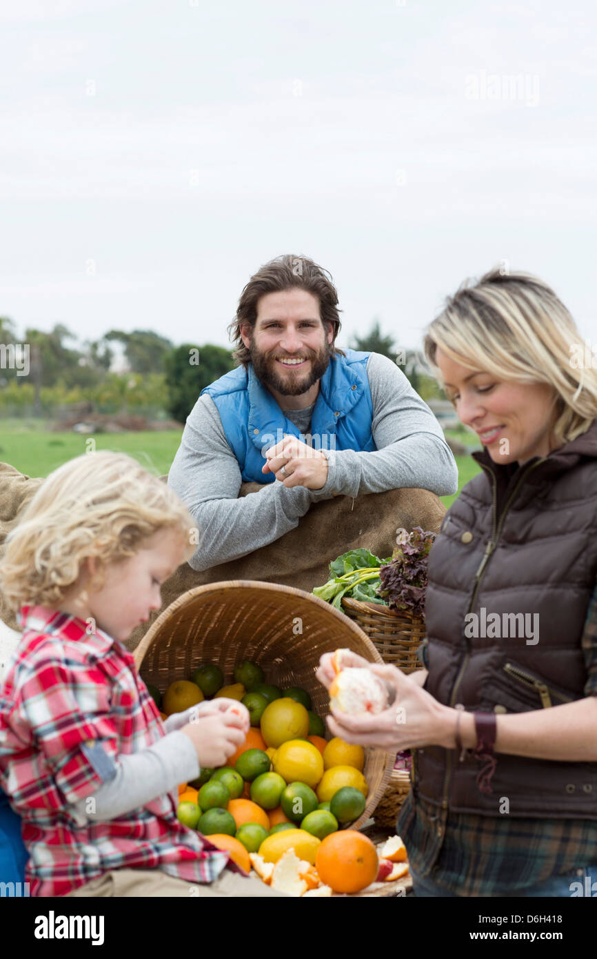 Family shopping at farmer's market Stock Photo - Alamy