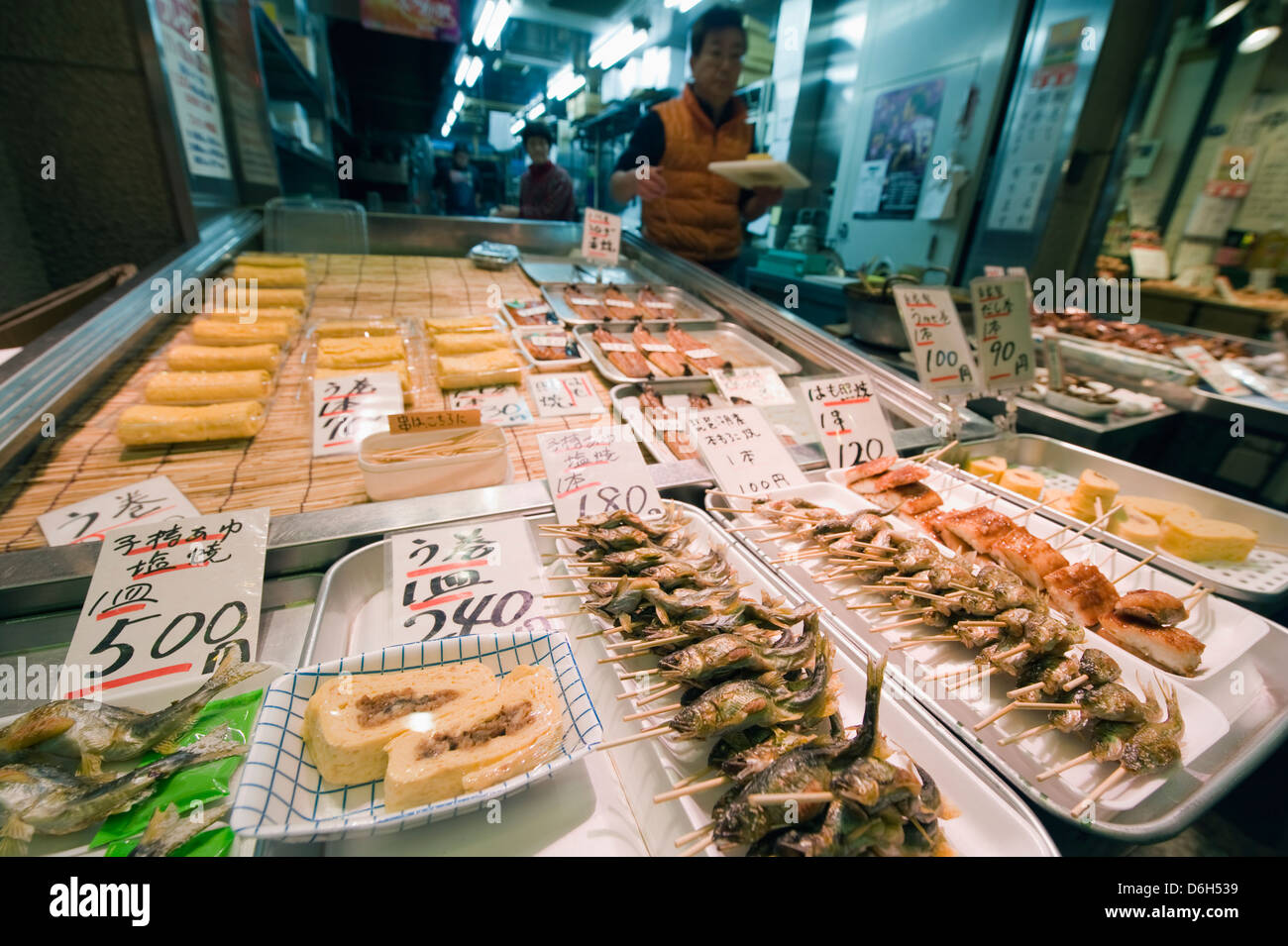Japanese people shopping nishiki hi-res stock photography and images ...