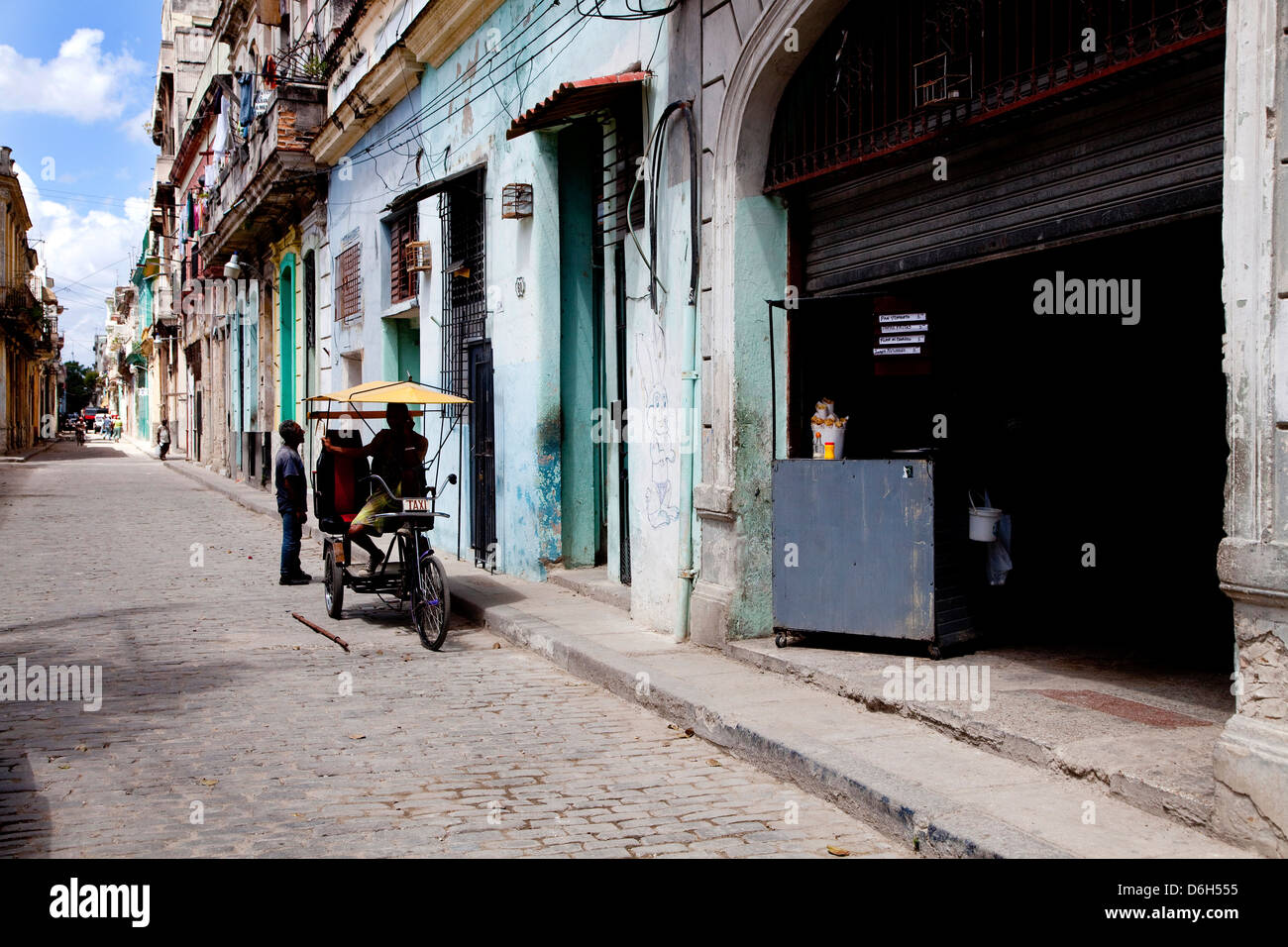 Empty cuban street hi-res stock photography and images - Alamy