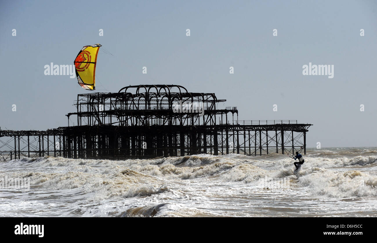 Kite surfing brighton uk hi-res stock photography and images - Alamy