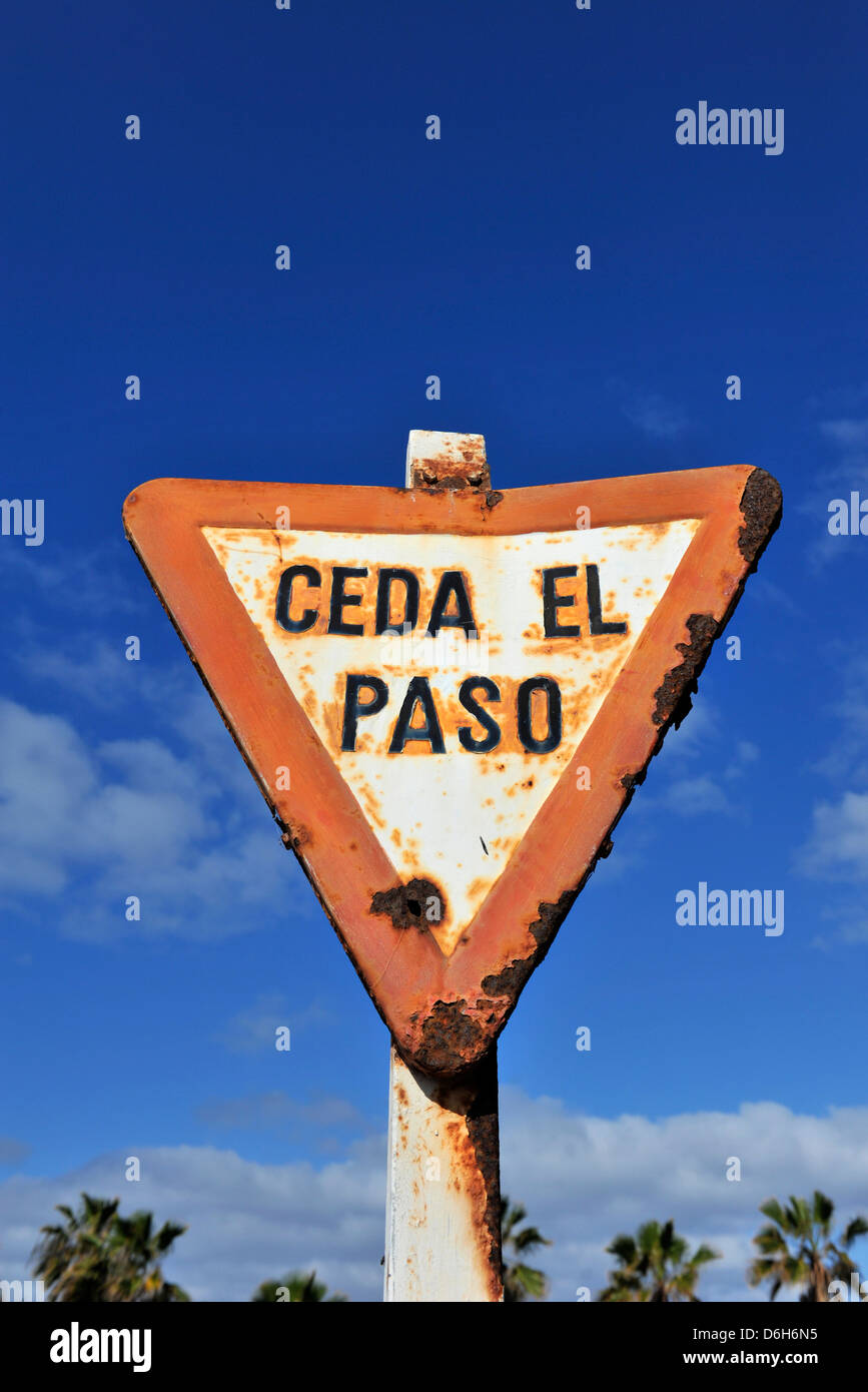 Permiso Estación de policía Aptitud señal de stop y ceda el paso juntos ...