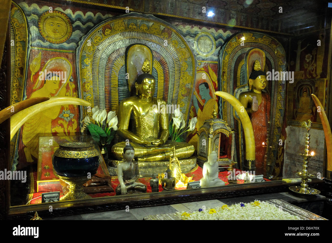 Maligawa temple hi-res stock photography and images - Alamy