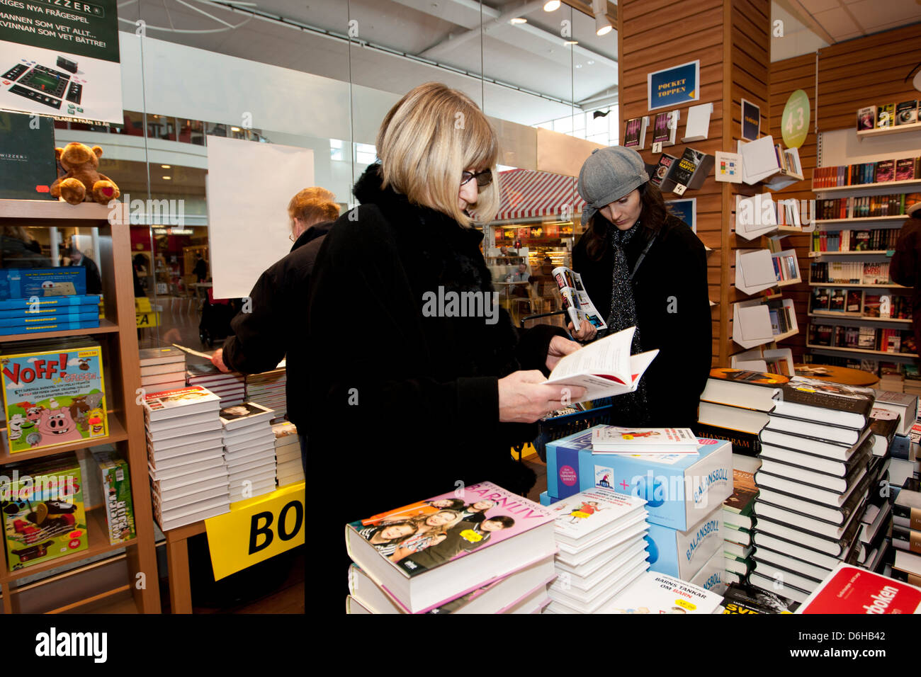 People look at the book sale Stock Photo - Alamy