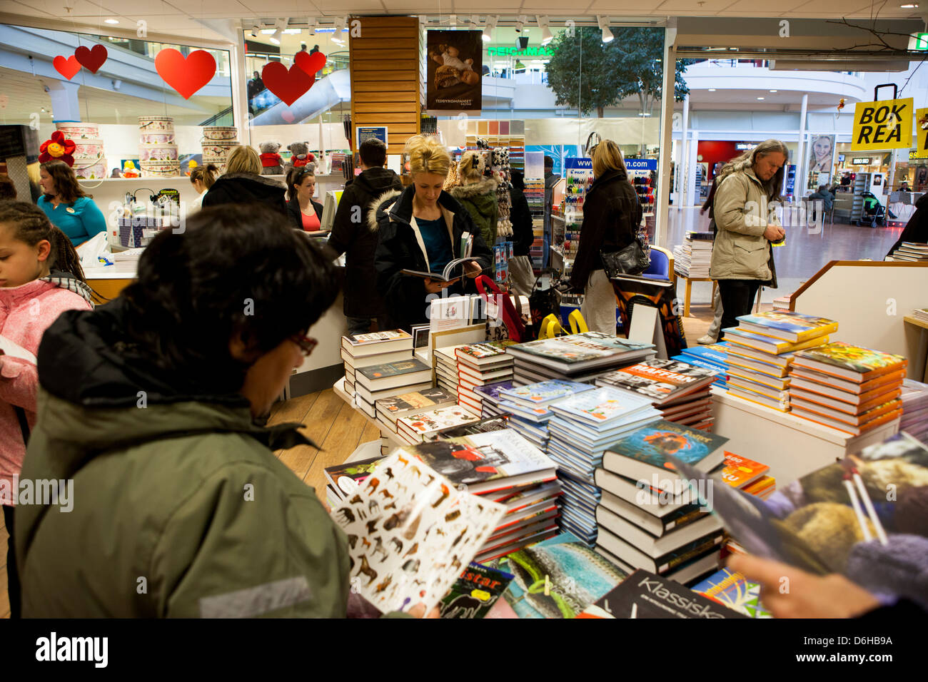 People look at the book sale Stock Photo - Alamy