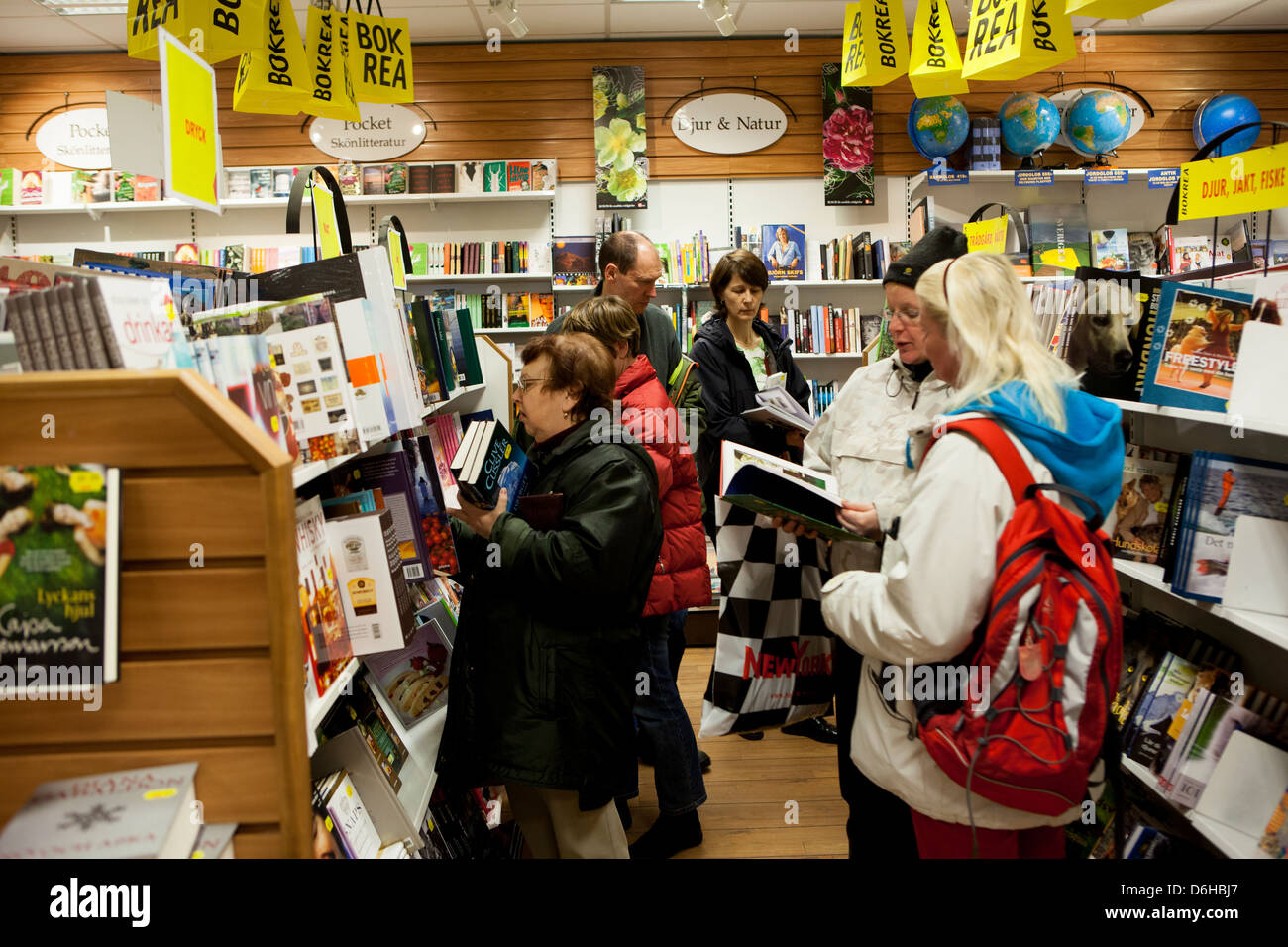 People look at the book sale Stock Photo - Alamy