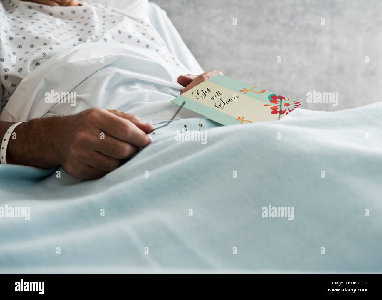 Hospital patient with get well soon card Stock Photo - Alamy
