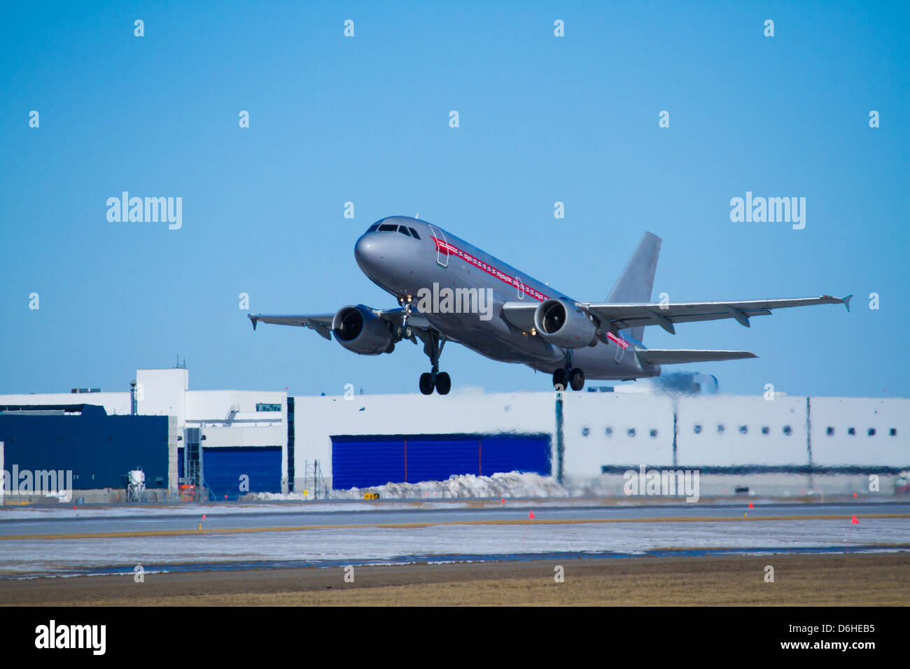 Airbus a319 114 landing hi-res stock photography and images - Alamy