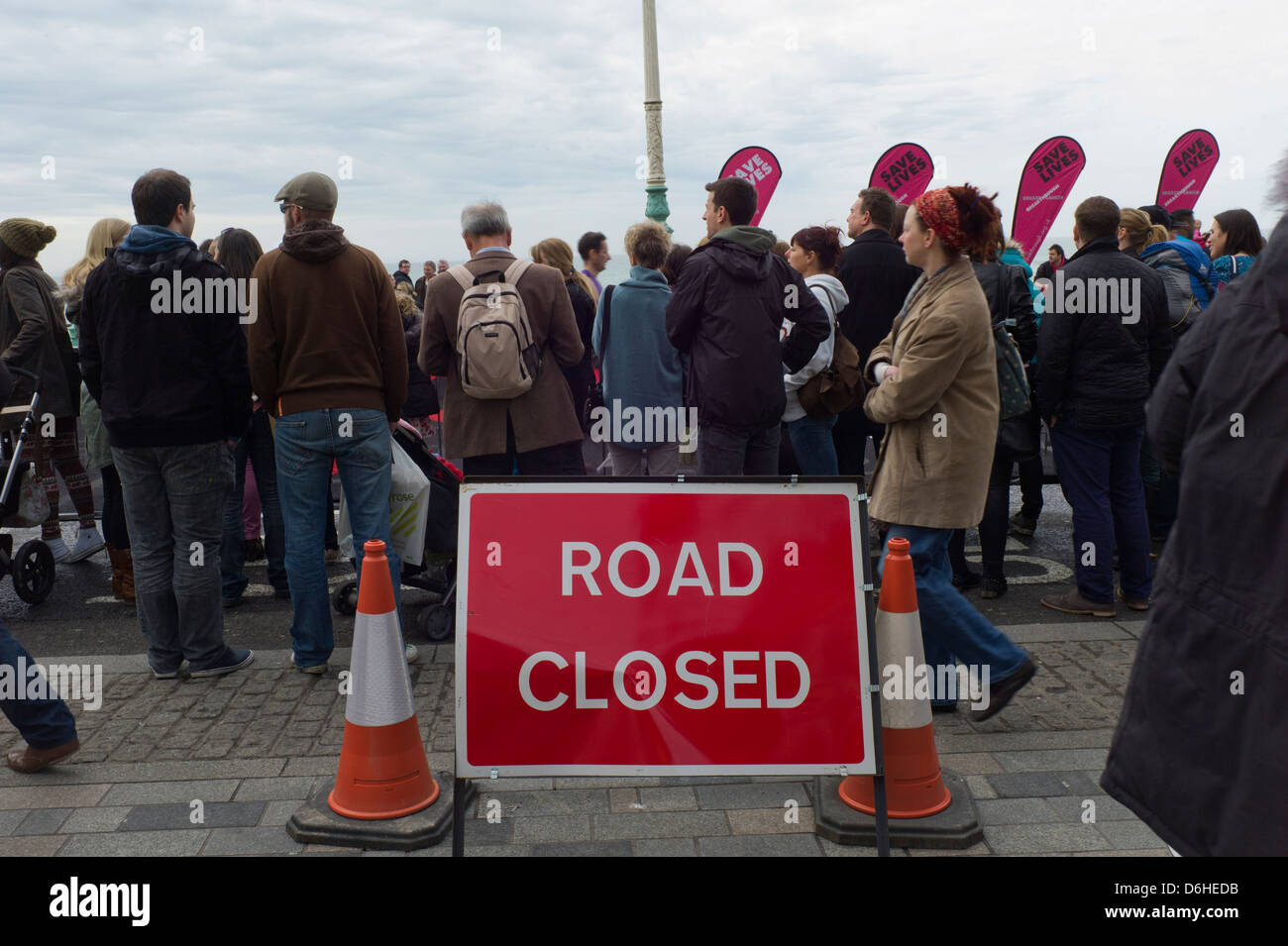 Pavement closed sign hi-res stock photography and images - Alamy