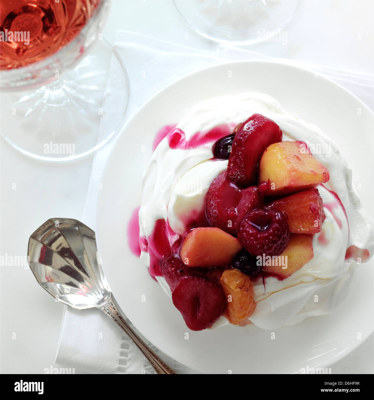 Pavlova with fruit Stock Photo - Alamy
