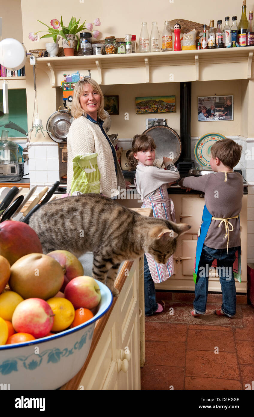 Mother daughter cat on hi-res stock photography and images - Alamy