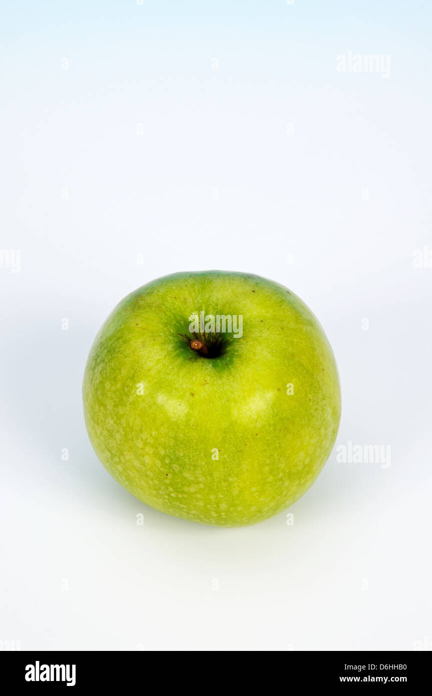 Green apple against a plain background Stock Photo - Alamy