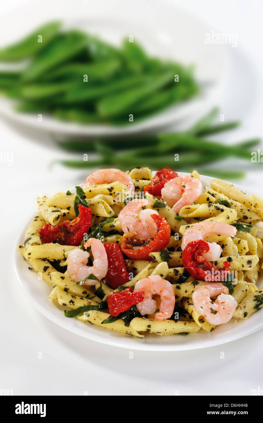 Penne pasta and prawns hi-res stock photography and images - Alamy