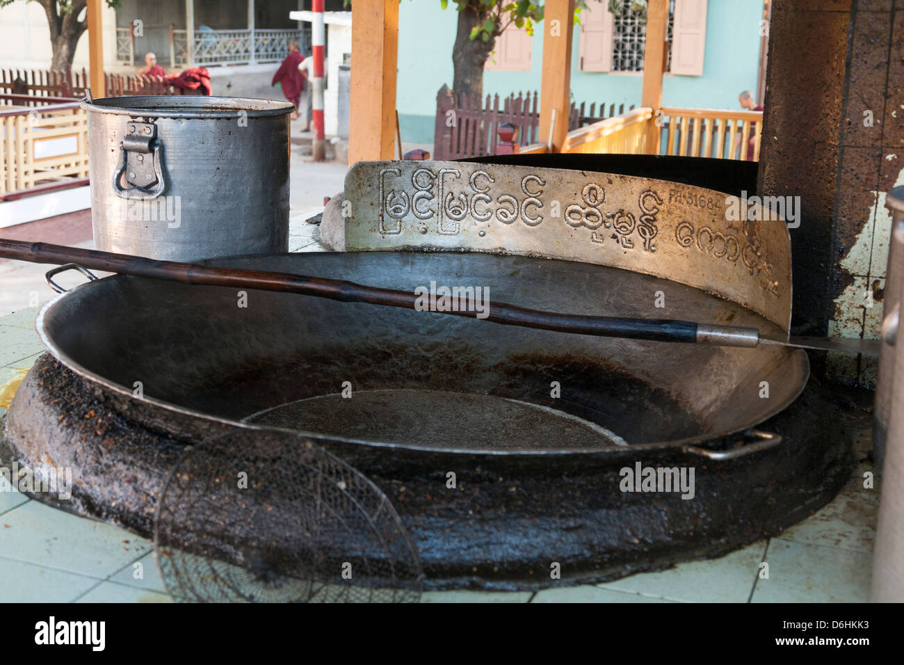 Large cooking pots hi-res stock photography and images - Alamy