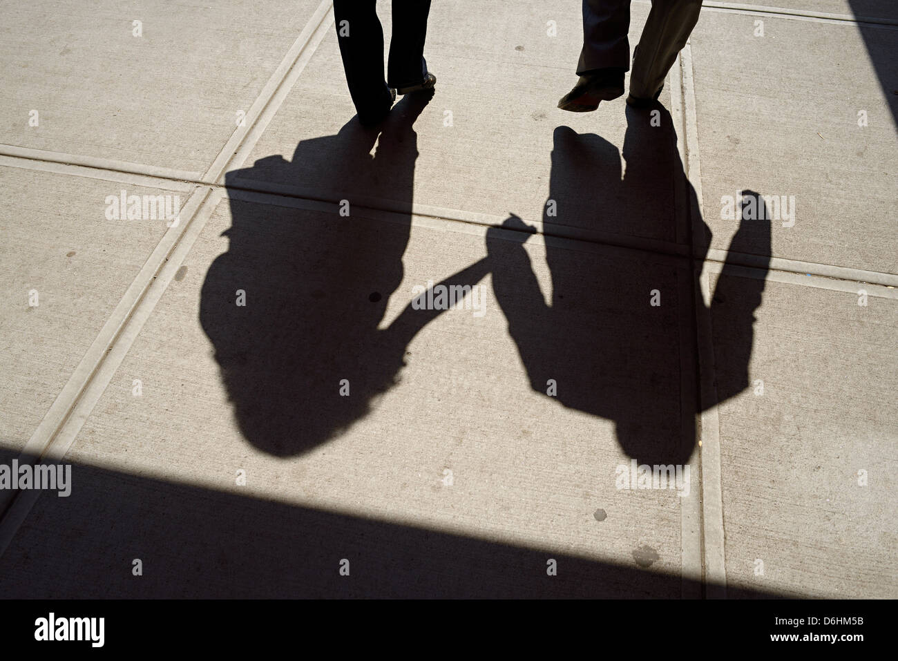 new york city couple hold hands shadow Stock Photo - Alamy