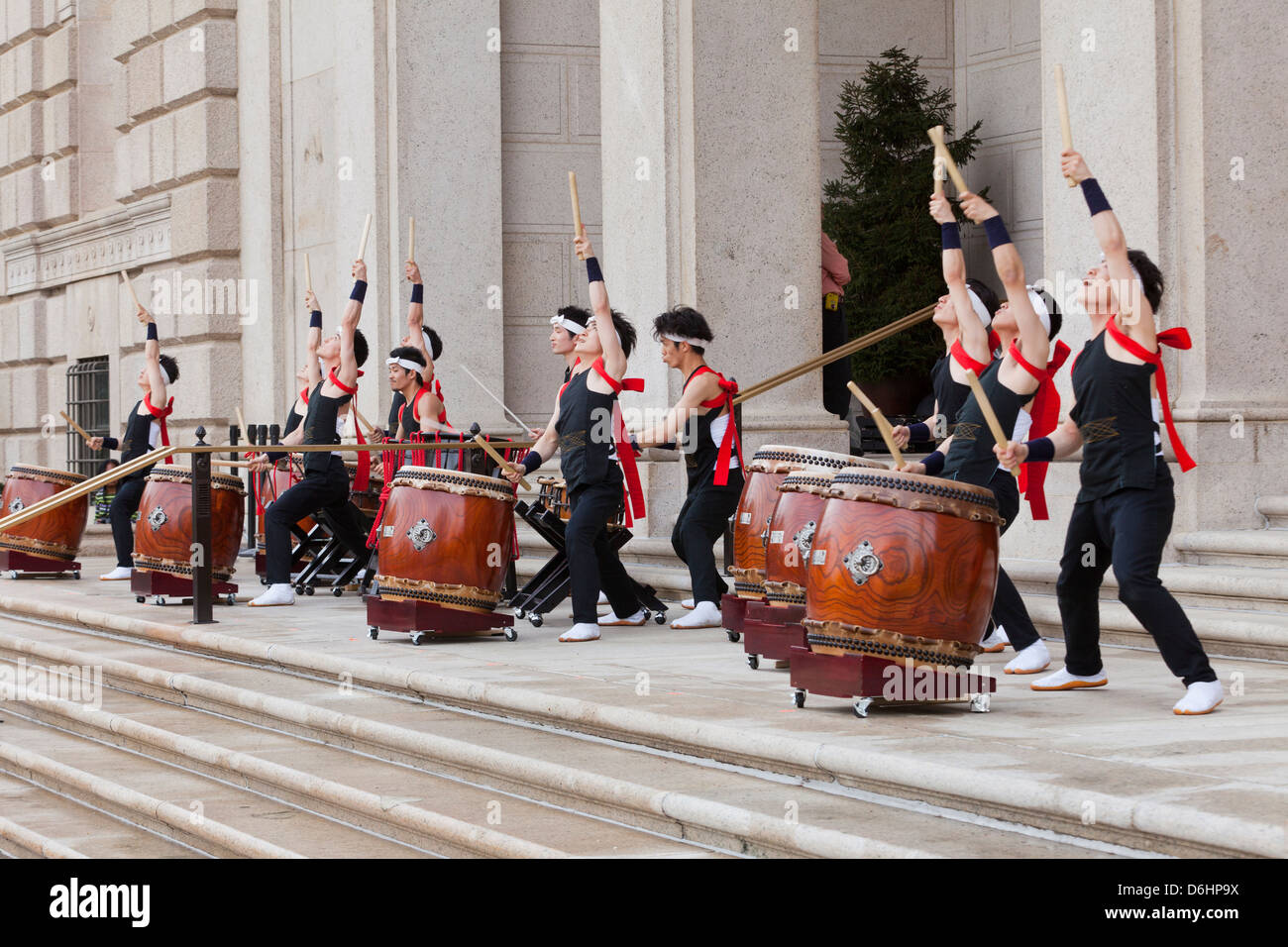 Japanese Taiko drumming performance Stock Photo - Alamy