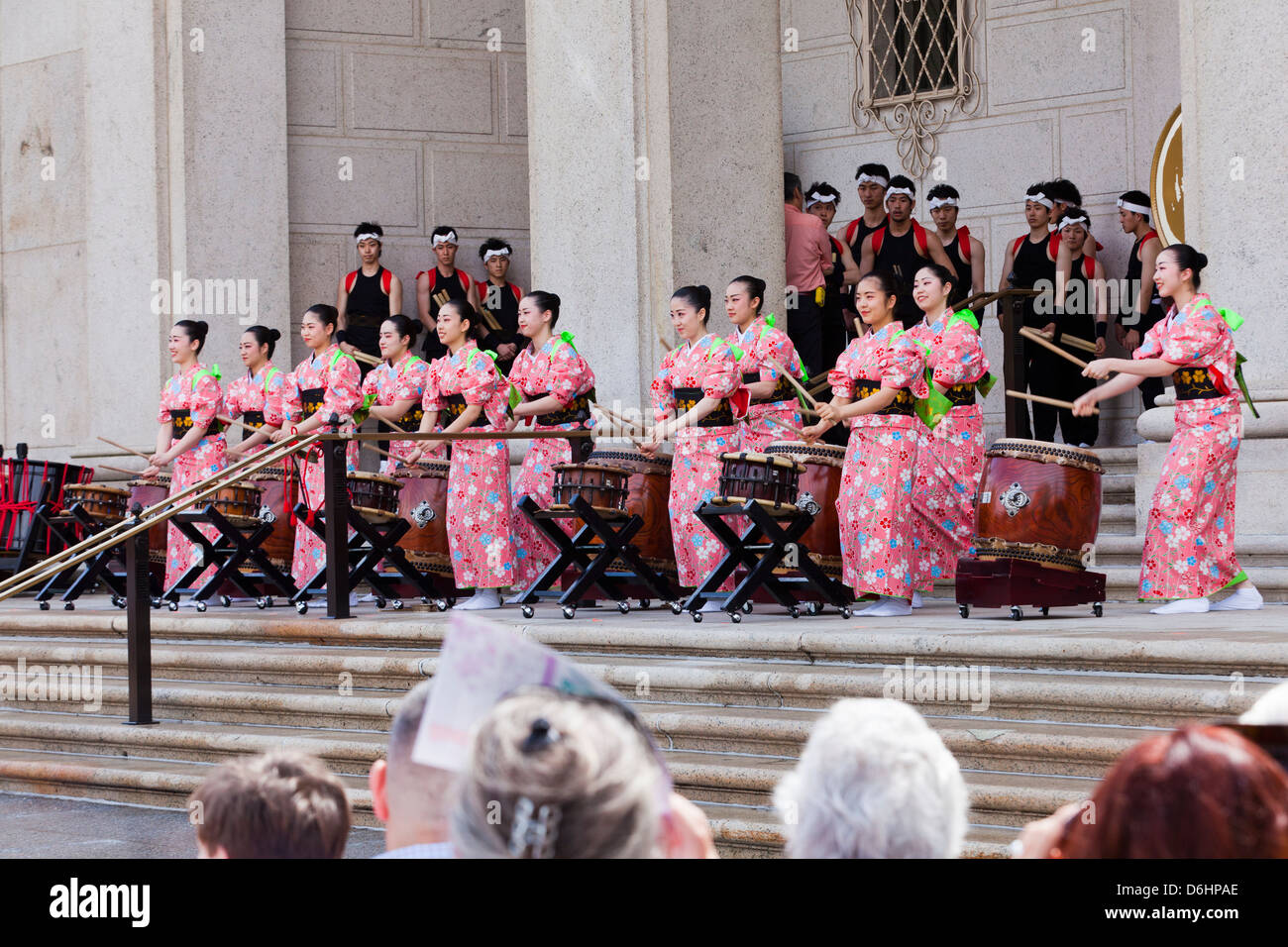 Female taiko drummers hi-res stock photography and images - Alamy