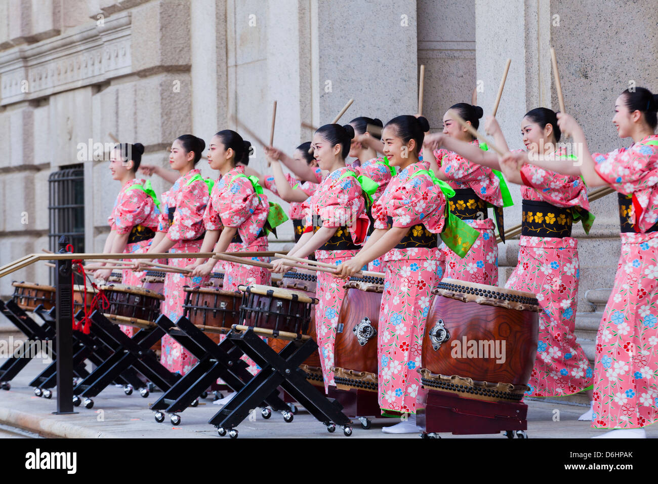 Taiko drumming japan hi-res stock photography and images - Alamy