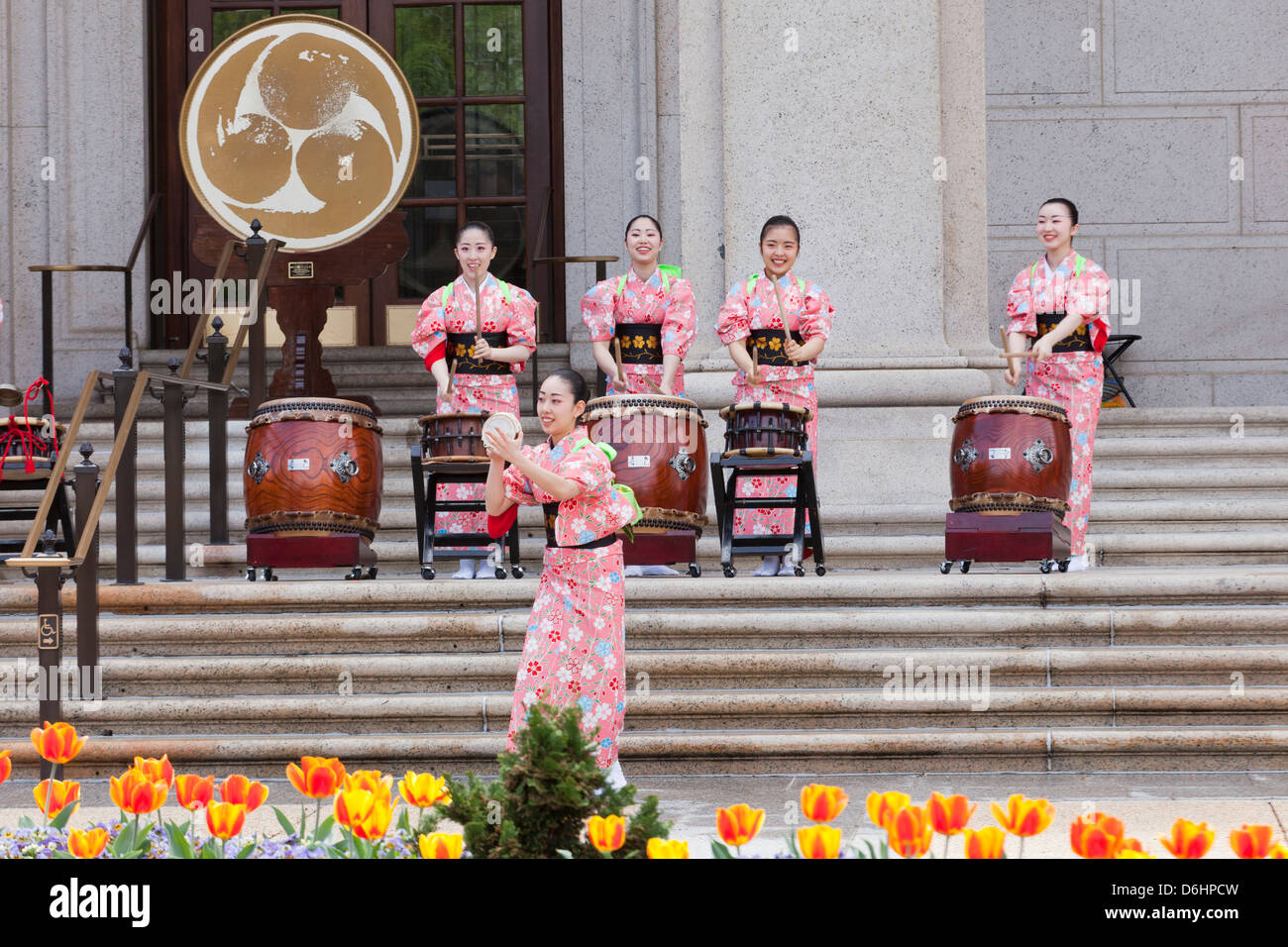 Japanese Taiko drumming performance Stock Photo - Alamy