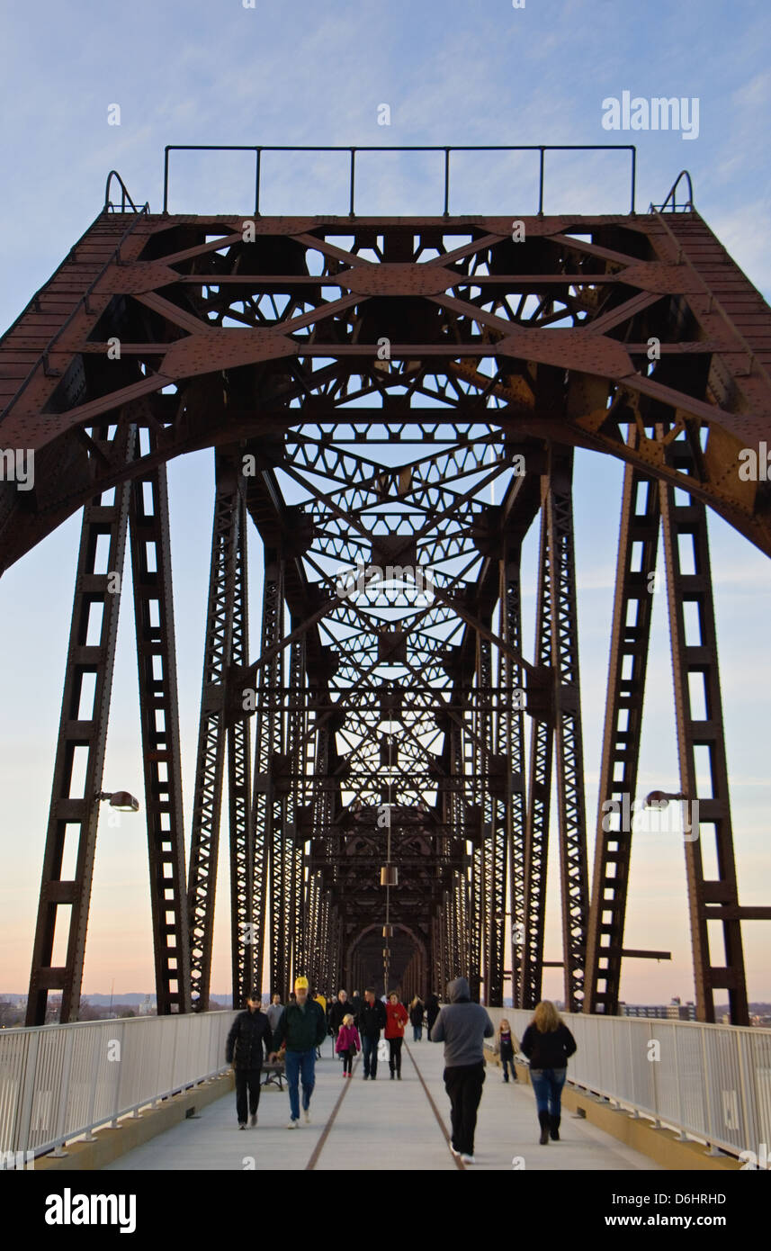 Kentucky louisville pedestrian bridge hi-res stock photography and ...