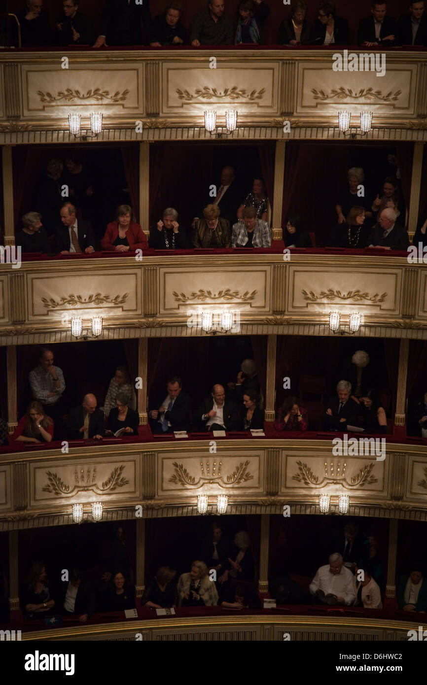 Vienna State Opera audience Stock Photo - Alamy