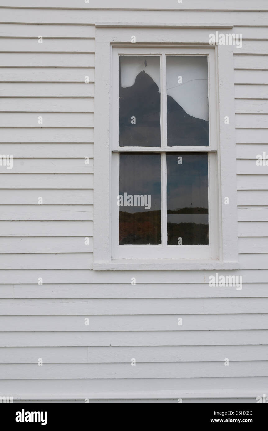 Window in white frame house Stock Photo - Alamy