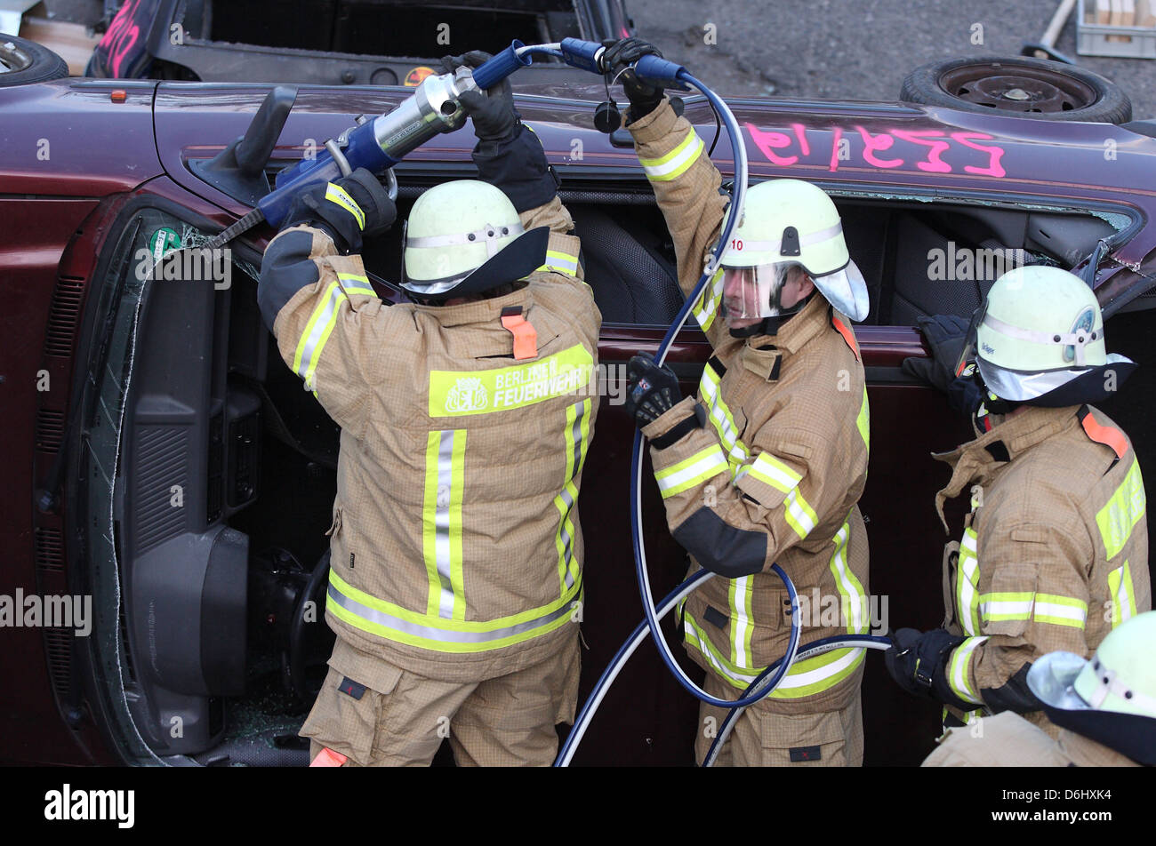 Berlin, Germany, firemen work with a hydraulic spreader Stock Photo - Alamy