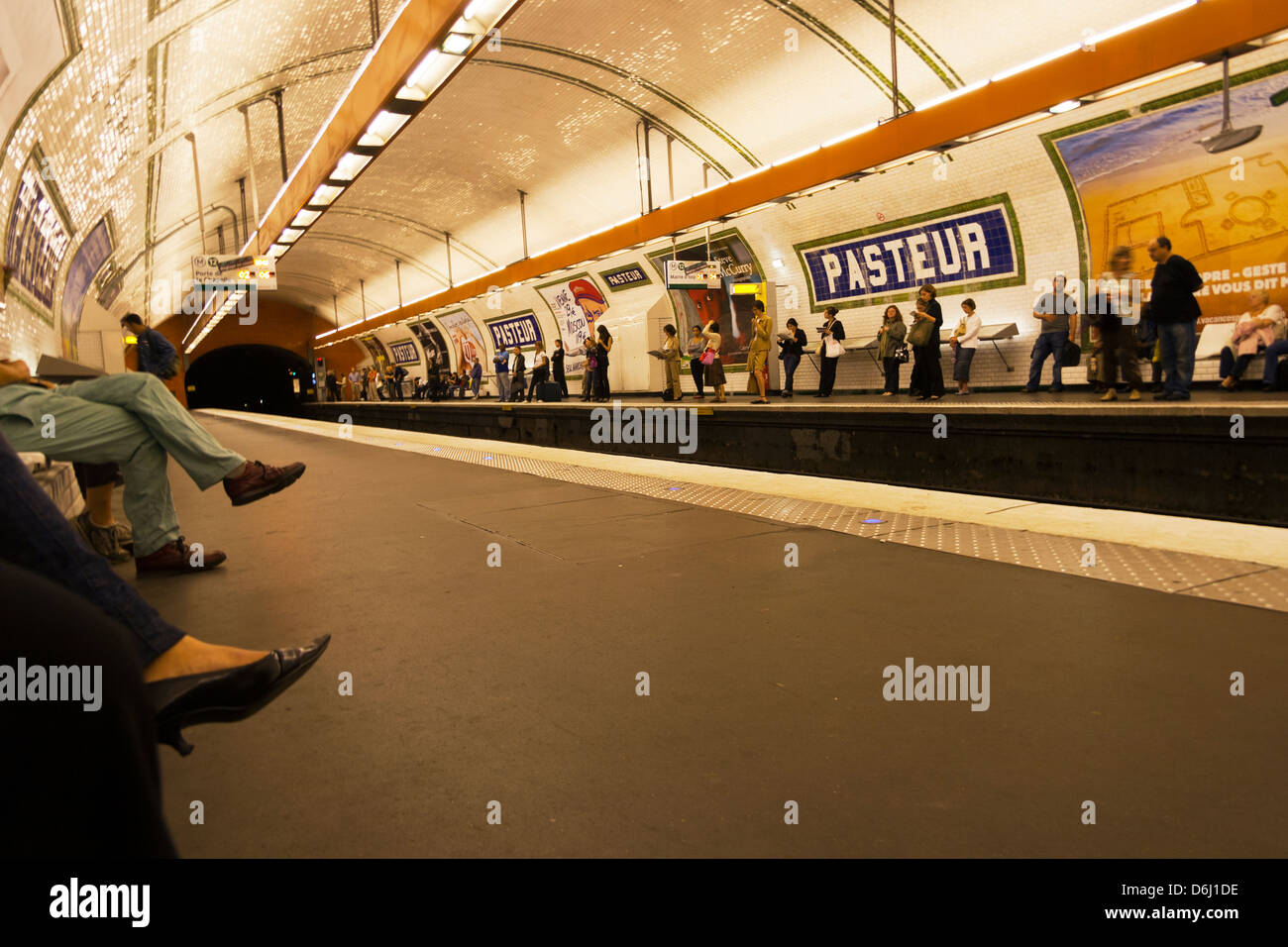 Paris metro underground pasteur station tube Stock Photo - Alamy