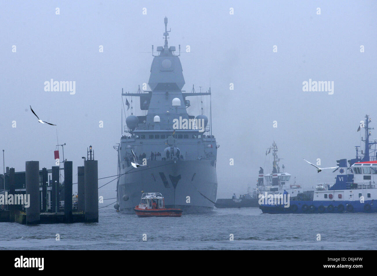 The frigate 'Hesse' arrives at the Hamburg oversea bridge situated at ...