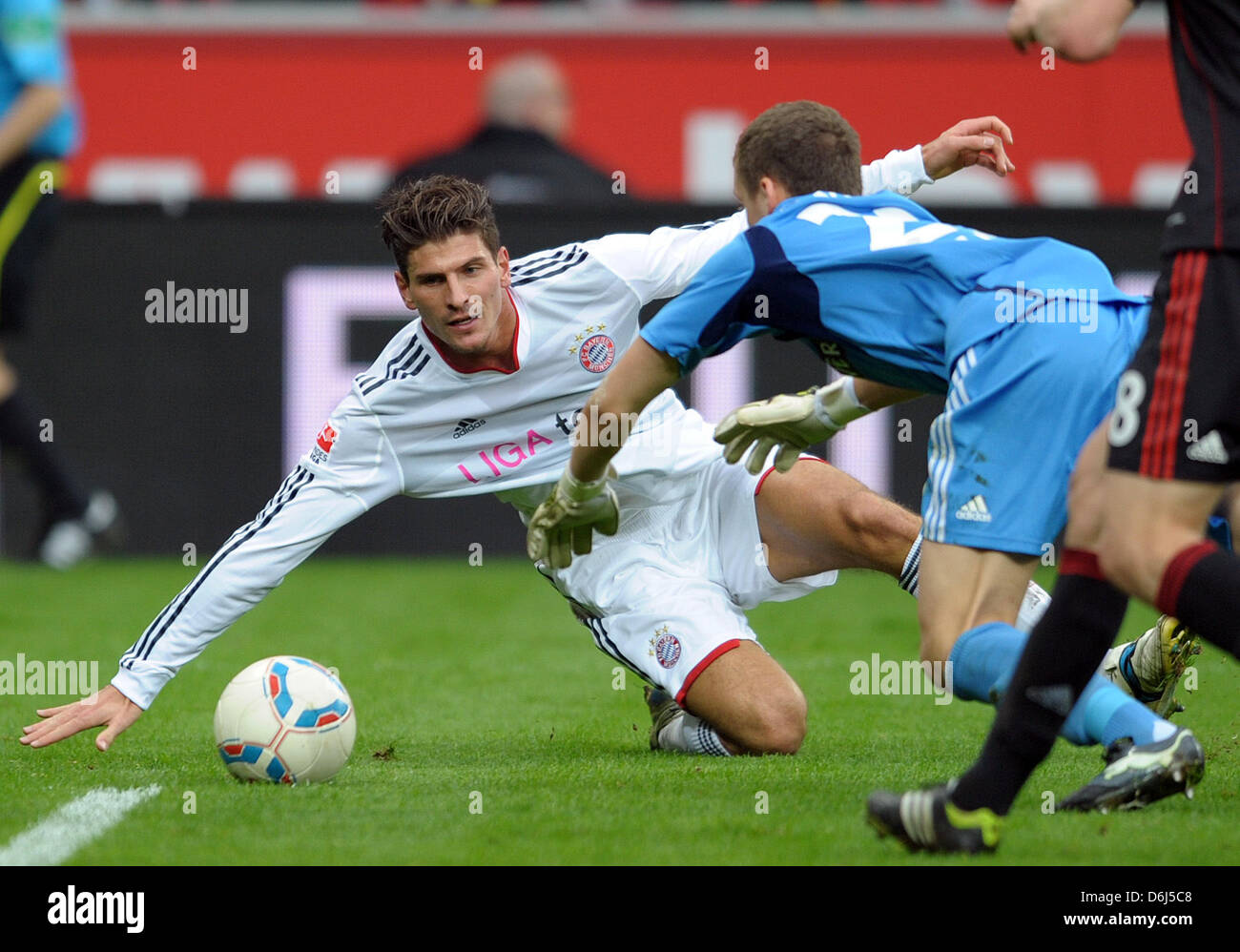 Leverkusen's Bernd Leno (R) and Munich's Mario Gomez vie for the ball ...