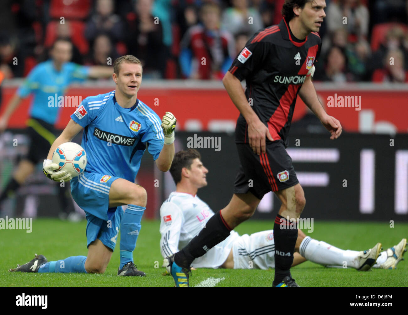 Leverkusen's goalkeeper Bernd Leno (L) and Munich's Mario Gomez on the ...