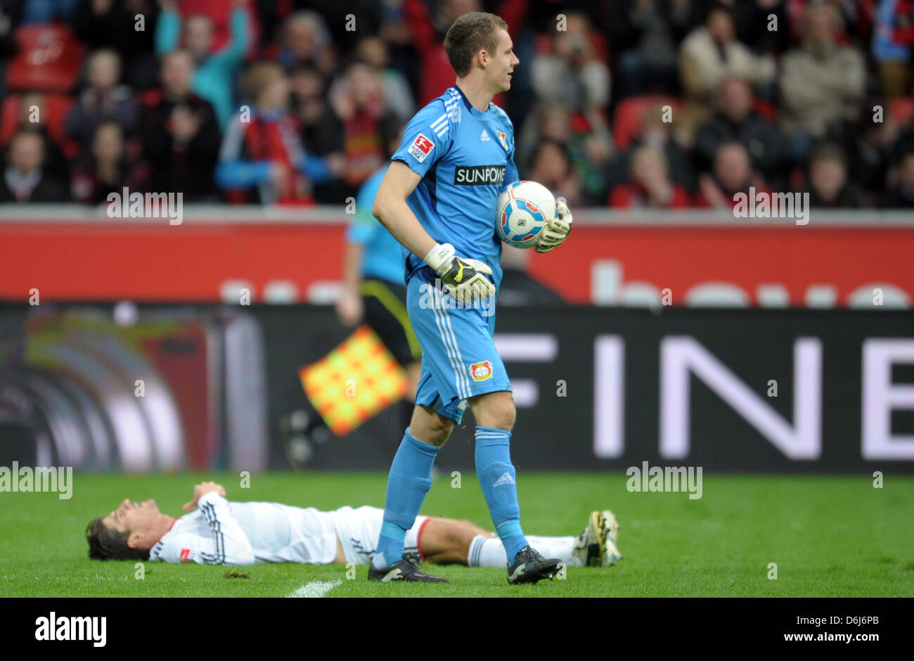 Leverkusen's goalkeeper Bernd Leno (L) and Munich's Mario Gomez on the ...