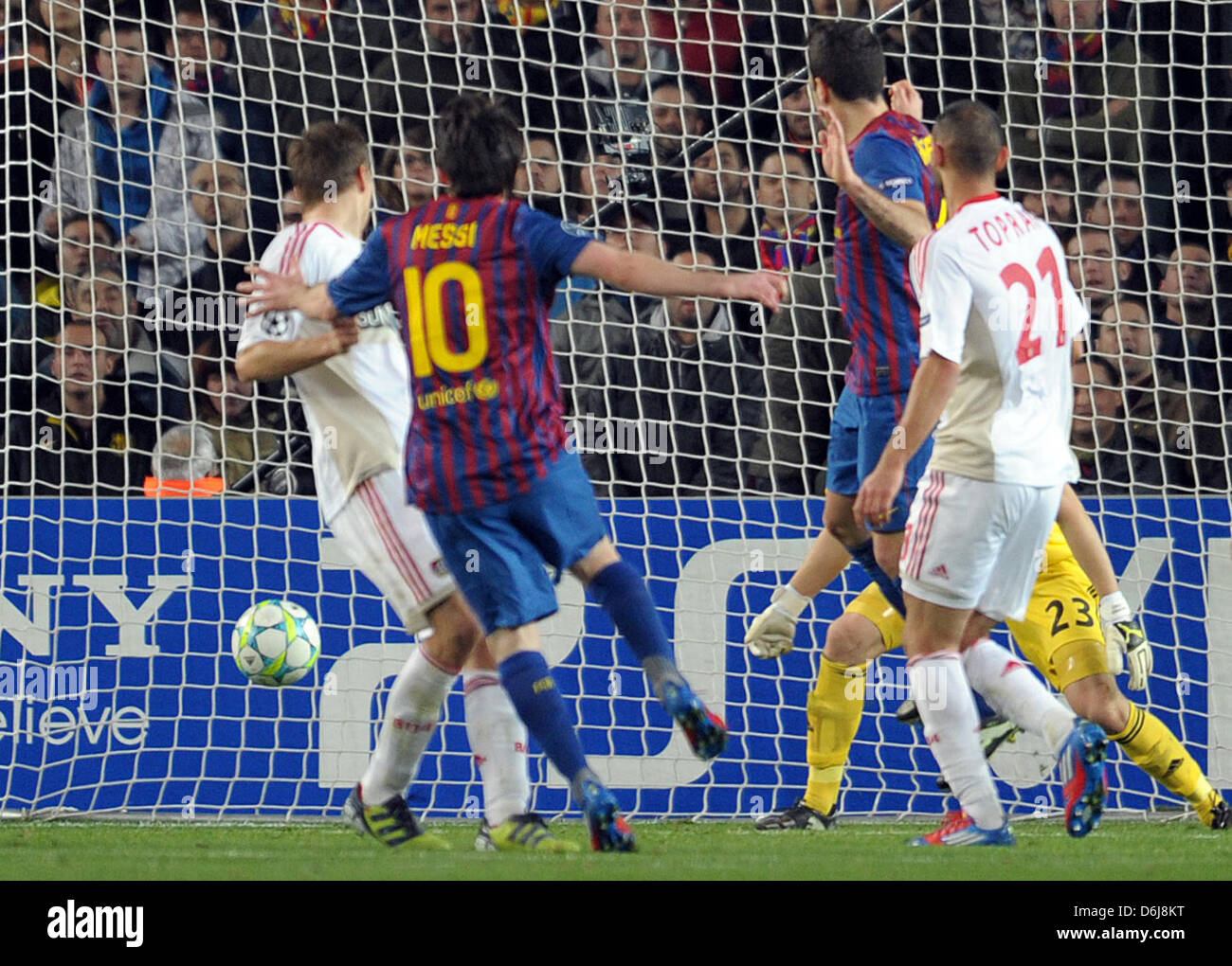 Barcelona's Lionel Messi (2-L) scores the 2-0 during the Champions ...