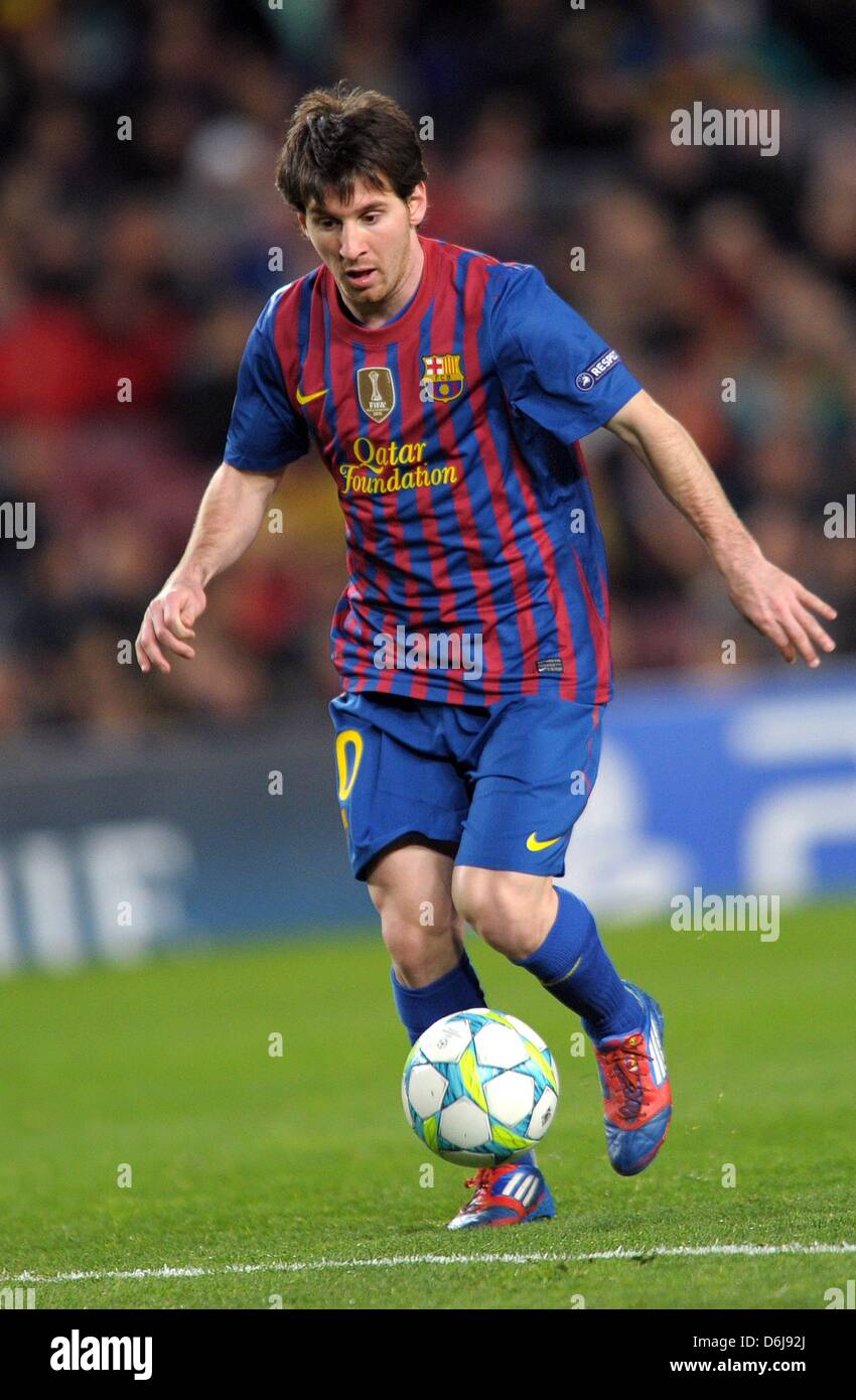 Barcelona's Lionel Messi plays the ball during the Champions League ...