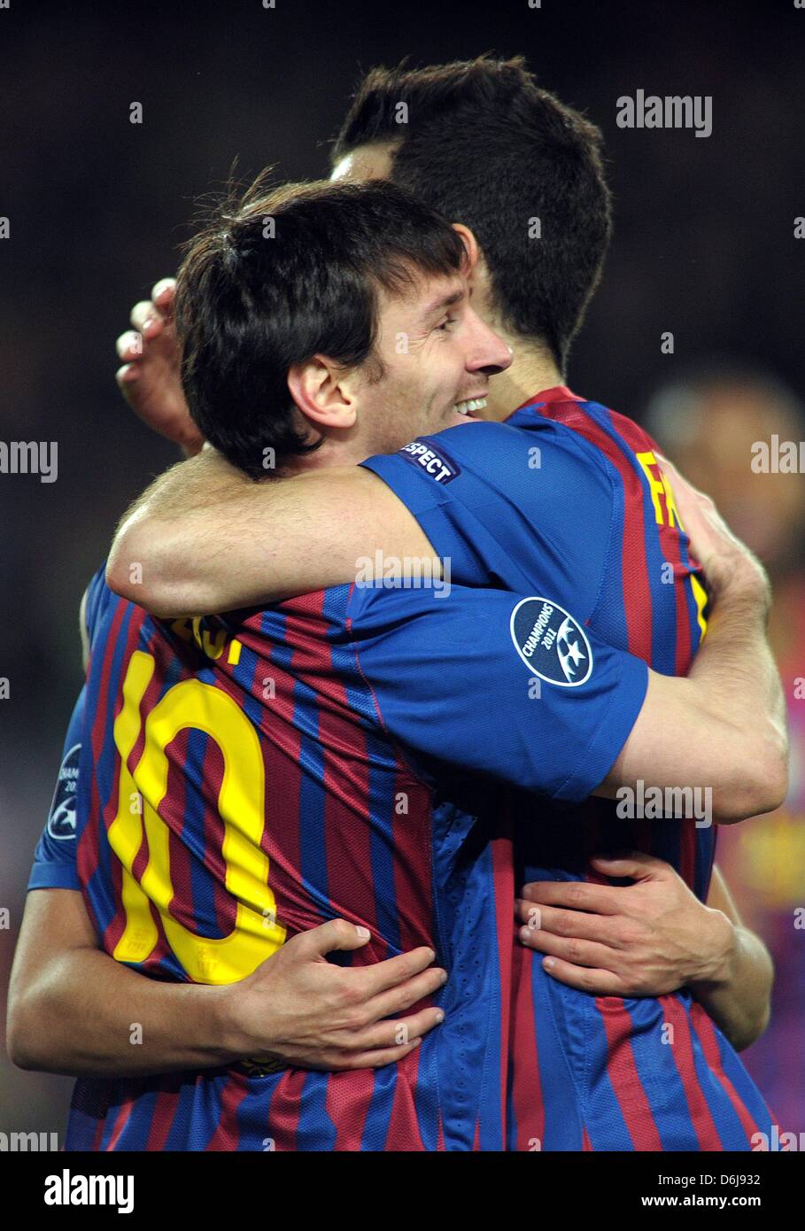 Barcelona's Lionel Messi (L) celebrates with team mate Cesc Fabregas ...