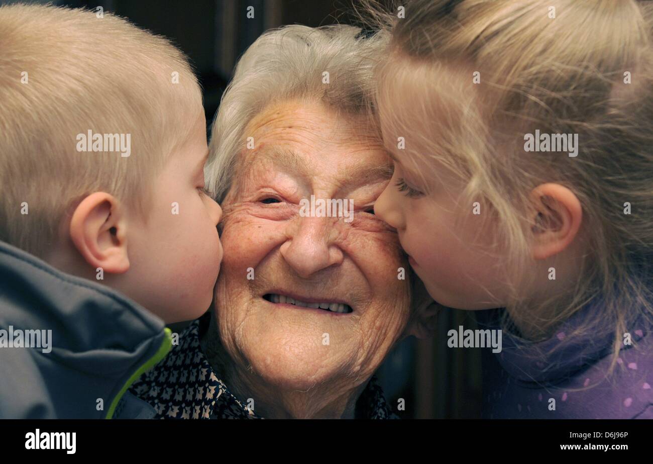 Franziska Rau is kissed by her great-grandchildren Jason and Fabienne ...