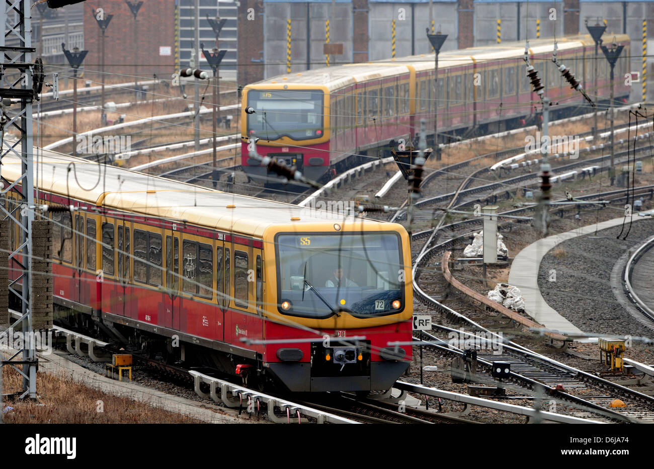 S75 train hi-res stock photography and images - Alamy