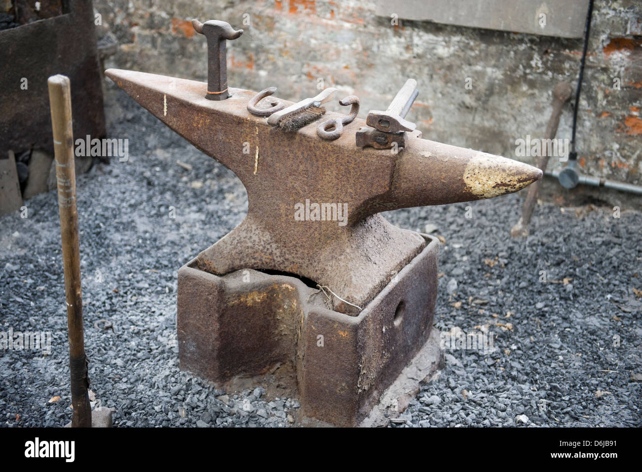 Rusty old anvil and tools Stock Photo - Alamy