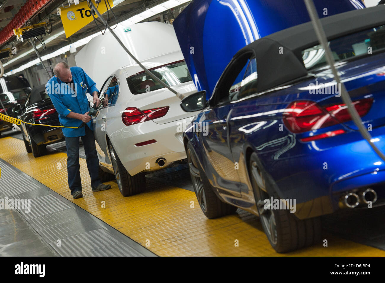 Bmw employee works on bmw hi-res stock photography and images - Alamy