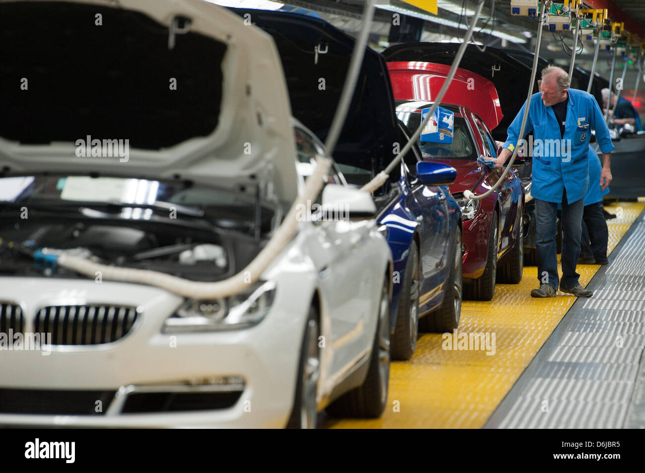Bmw employee works on bmw hi-res stock photography and images - Alamy