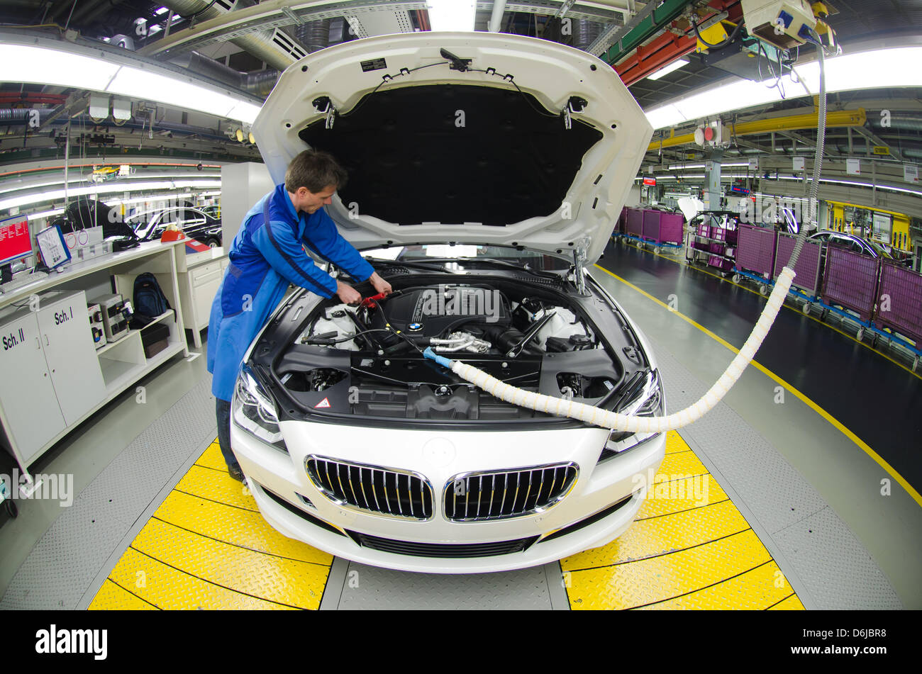 Bmw employee works on bmw hi-res stock photography and images - Alamy