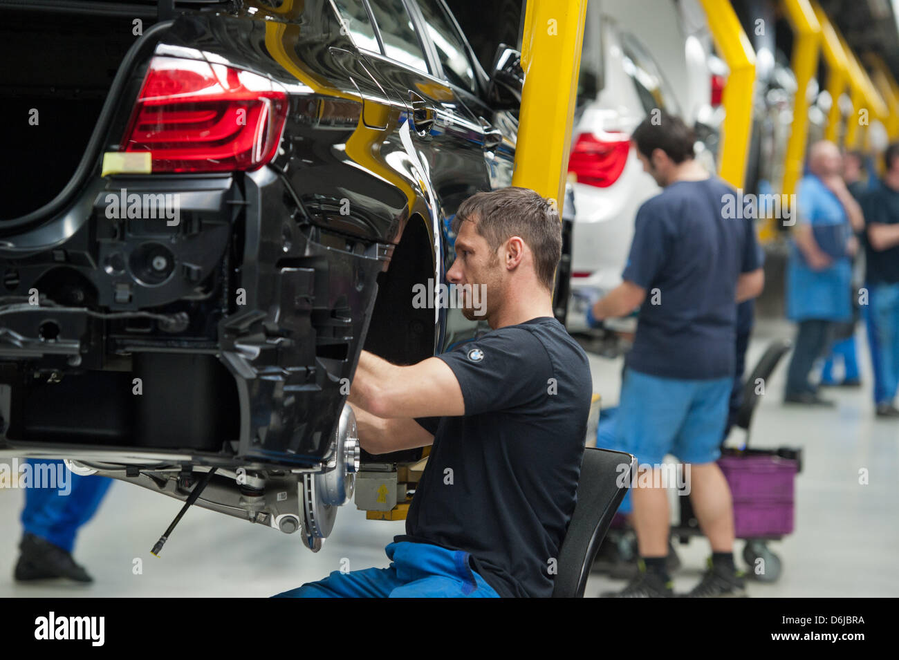 Bmw employee works on bmw hi-res stock photography and images - Alamy