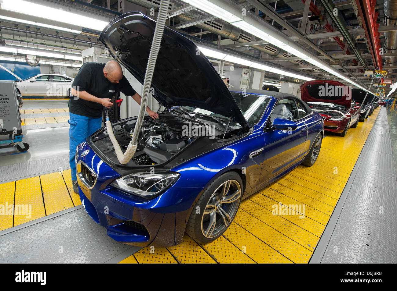 Bmw assembly line hi-res stock photography and images - Alamy