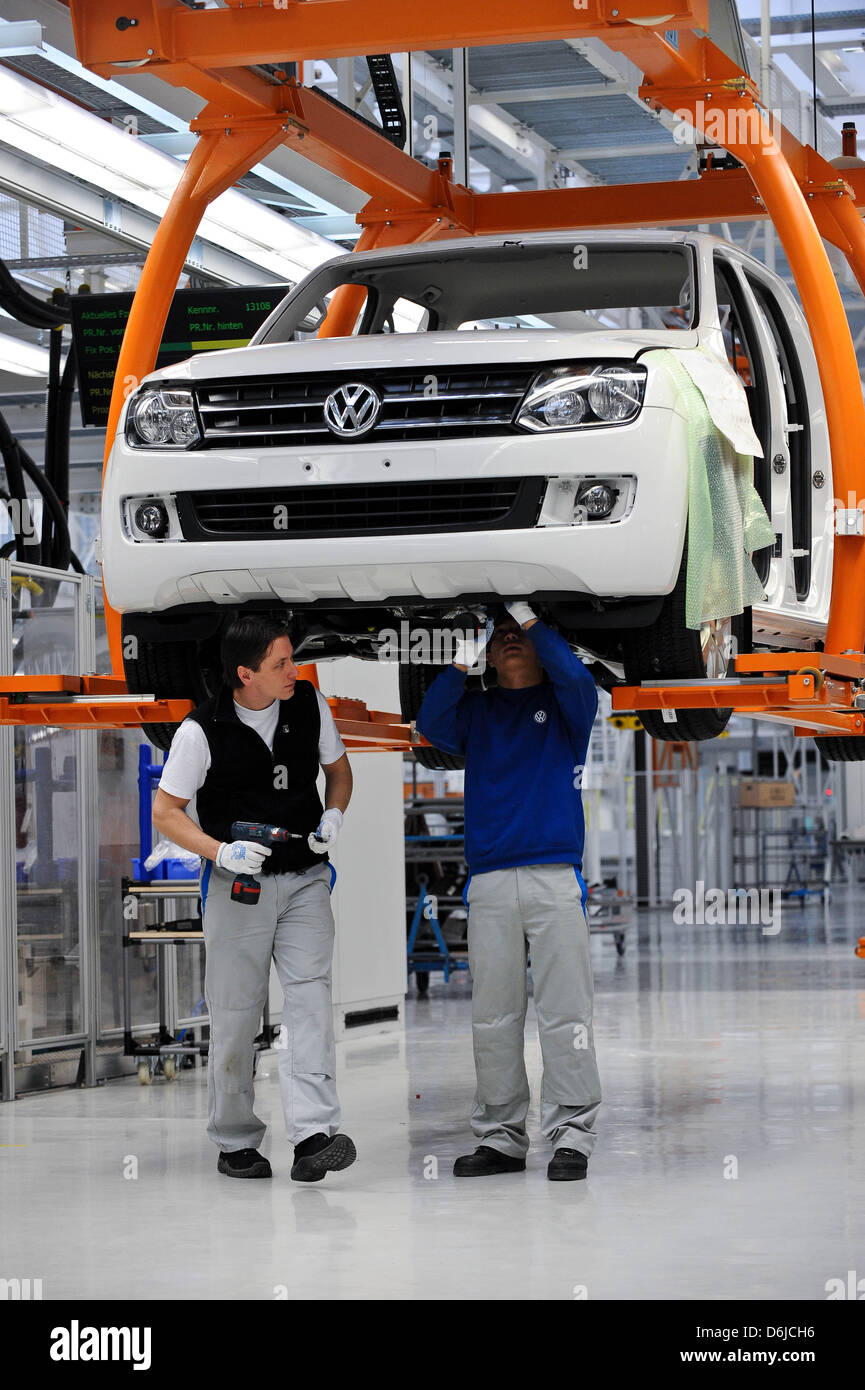 Employees of car manufacturer VW assemble a VW Amarok at the Volkswagen ...