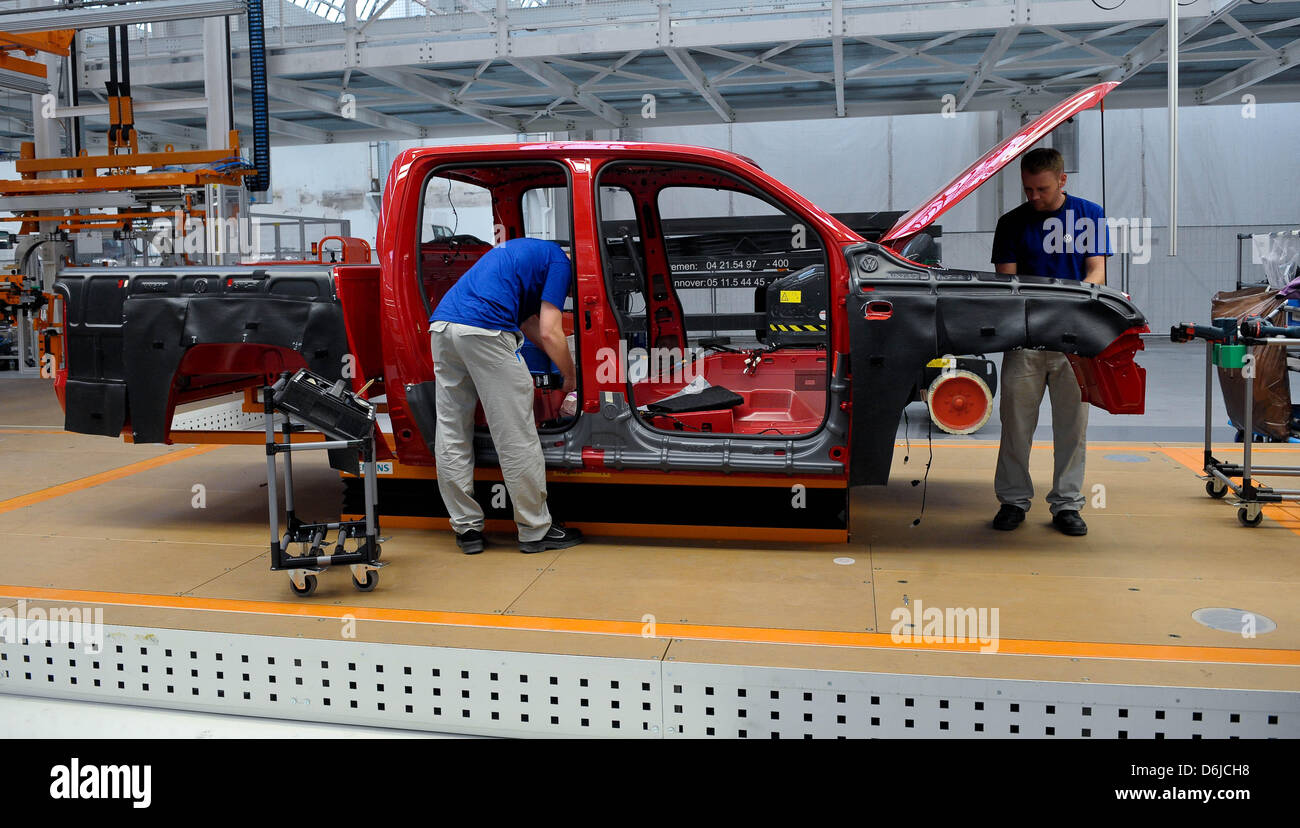 Employees of car manufacturer VW assemble a VW Amarok at the Volkswagen ...