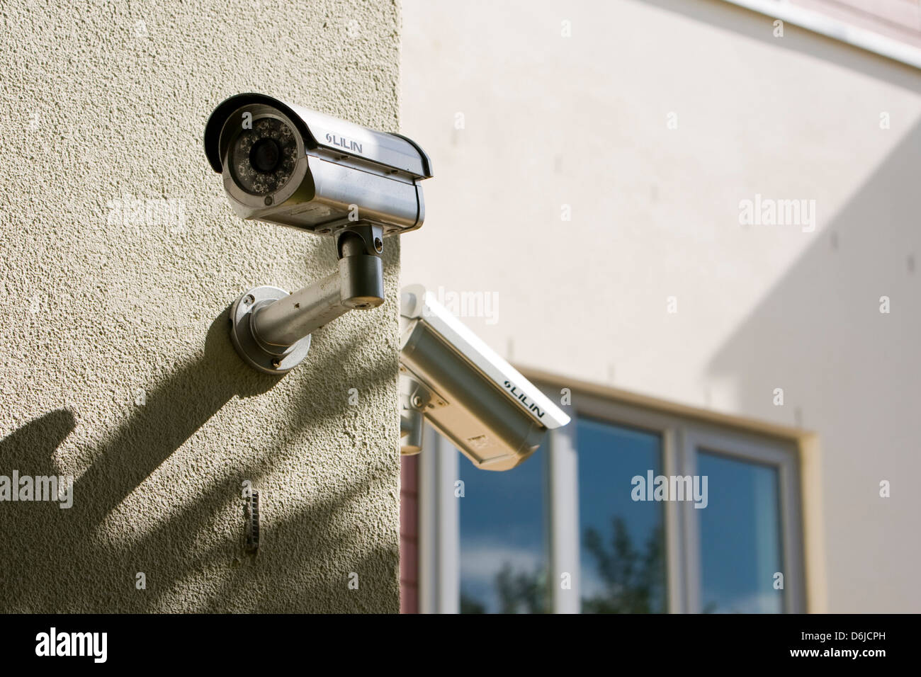 Cctv camera on side building hi-res stock photography and images - Alamy