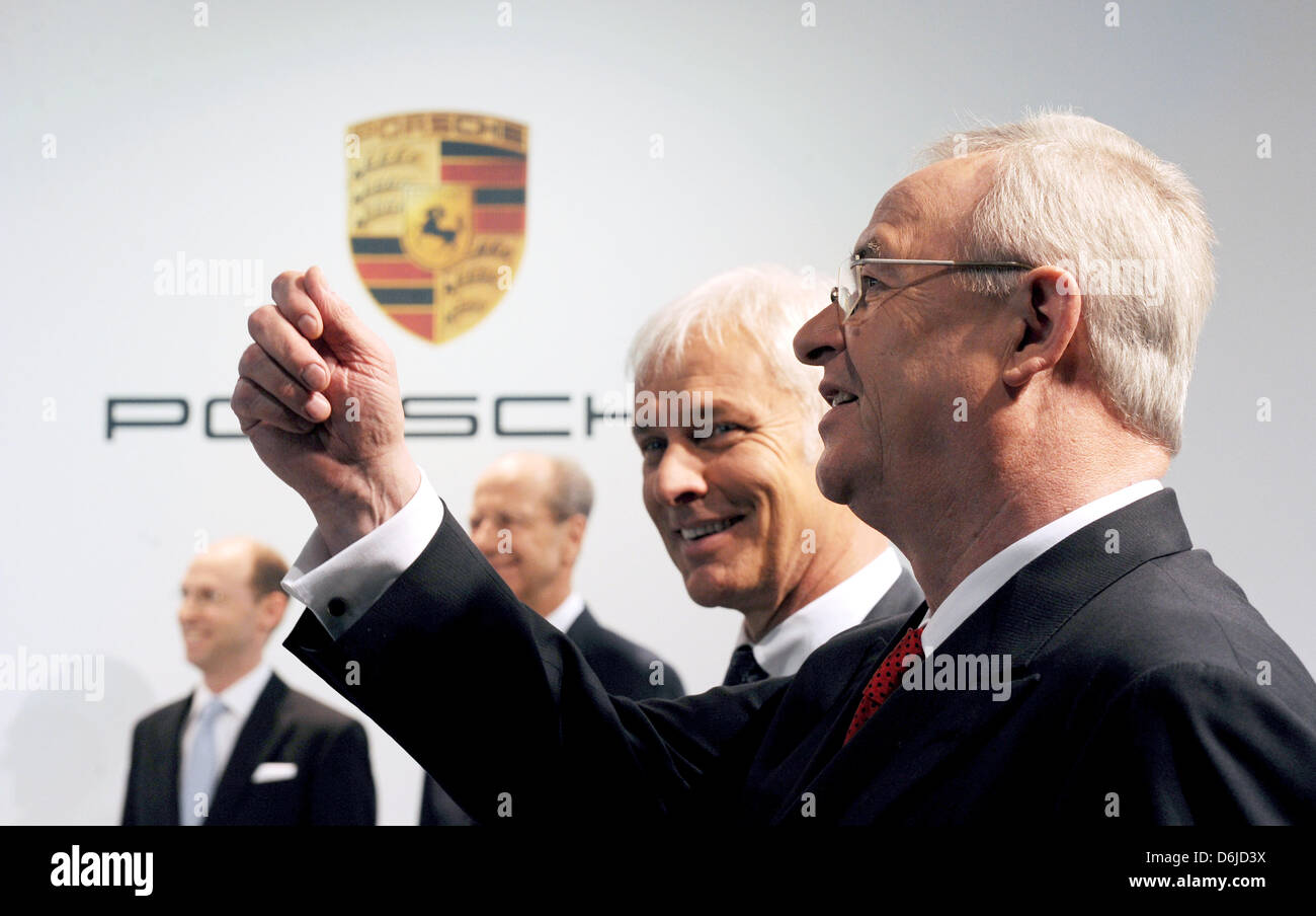 Porsche Automobil Holding SE CEO, Martin Winterkorn (R), mananging ...