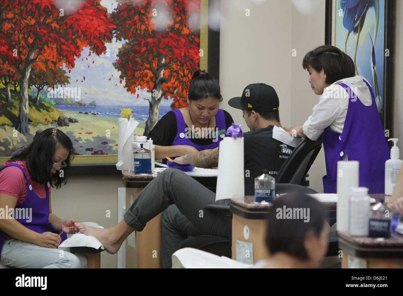 Rob Kardashian at a nail salon in Beverly Hills getting a manicure and ...