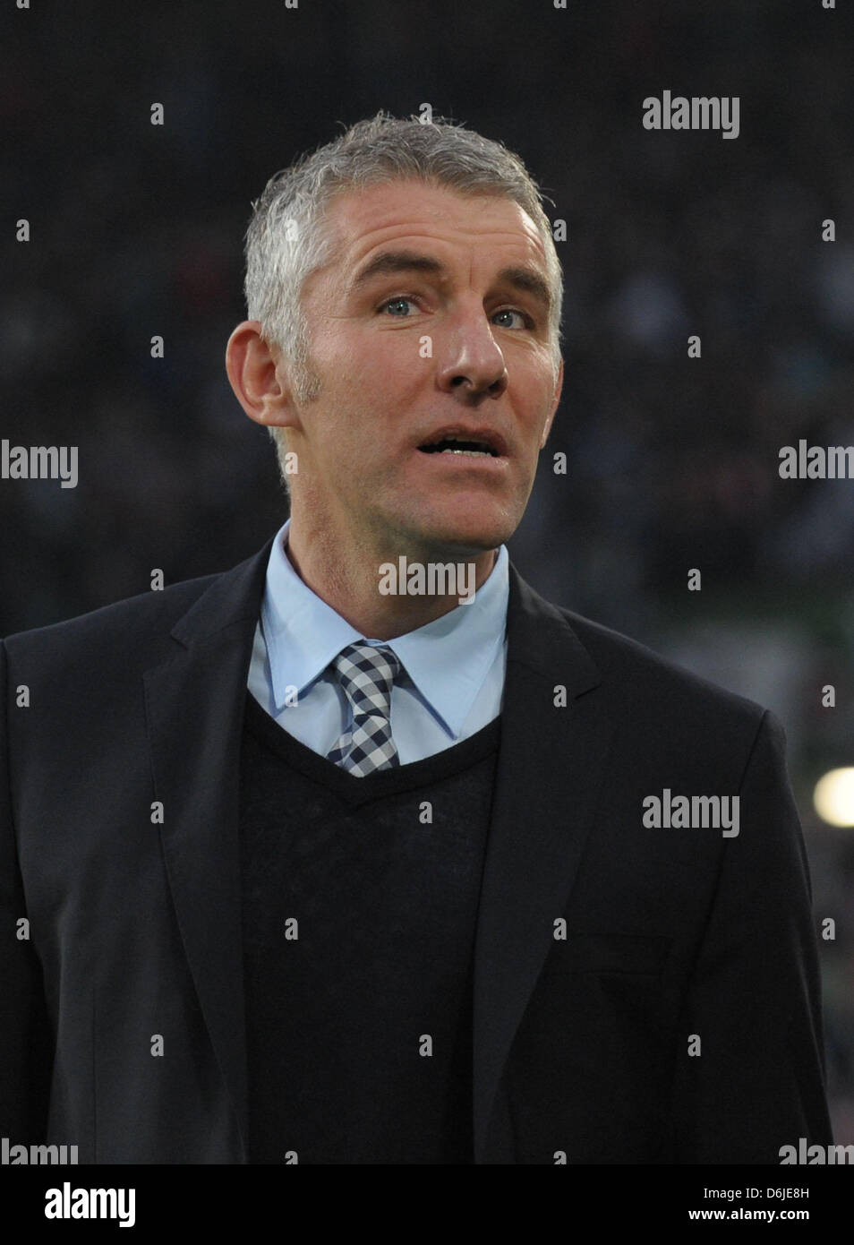 Hanover's coach Mirko Slomka enters the stadium prior to the kick-off ...