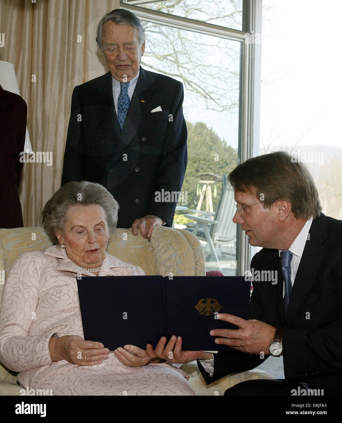 Else Beitz (sitzend) bekommt von Kanzleramtschef Ronald Pofalla (r ...
