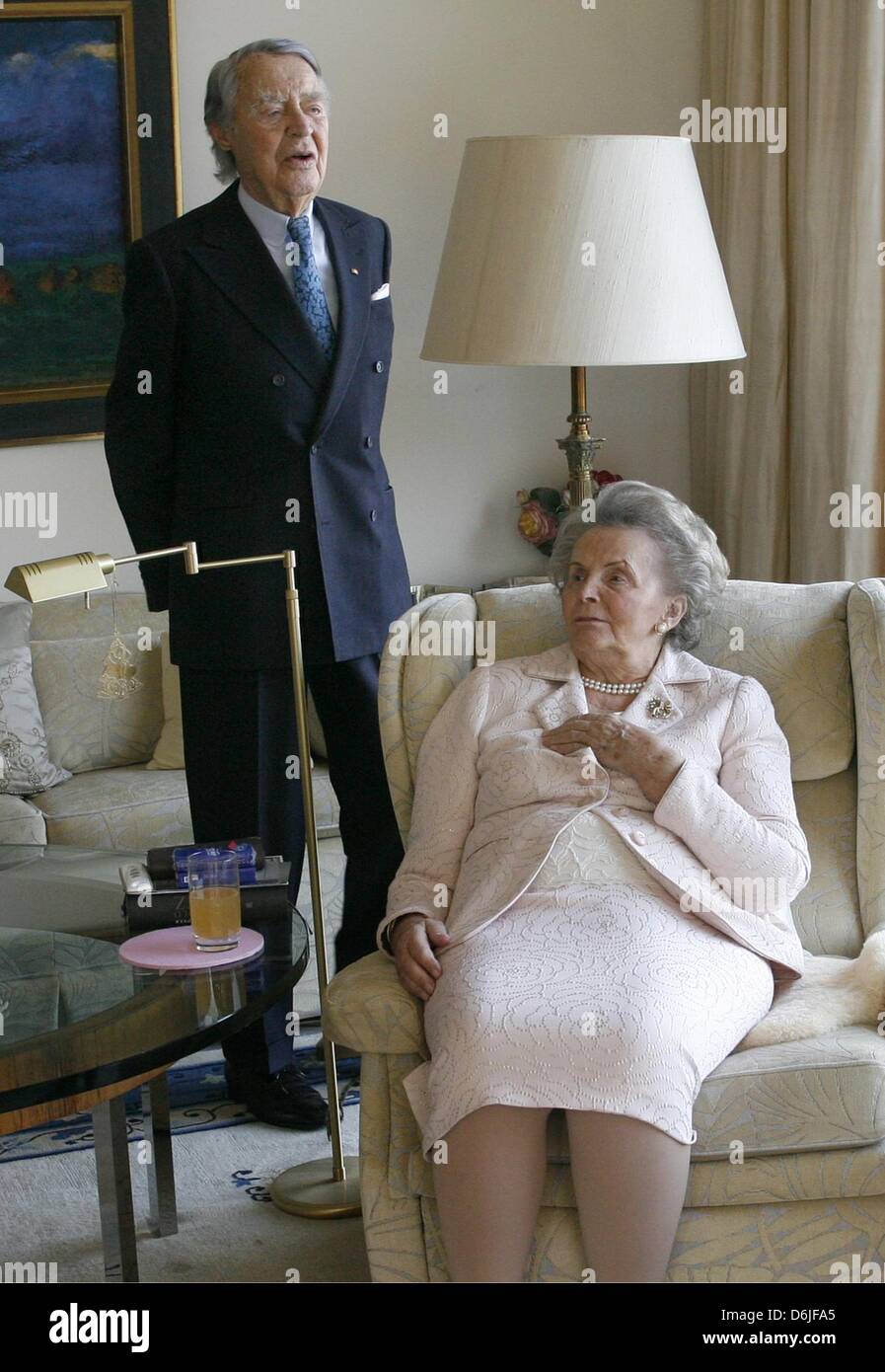 Else Beitz waits with her husband Berthold Beitz for the awarding of ...